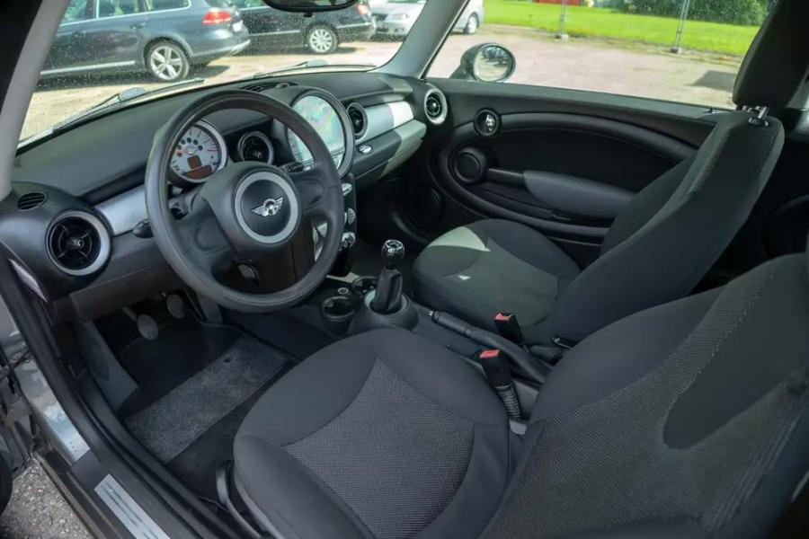 Grey MINI One 2009 in Liepaja, with an engine capacity of 1.40 L and mileage of 231 thousand km for 3850 €, photo 8 on AUTOMOTO.COM.LV