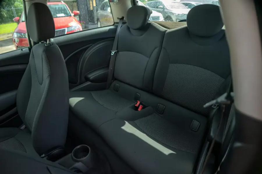 Grey MINI One 2009 in Liepaja, with an engine capacity of 1.40 L and mileage of 231 thousand km for 3850 €, photo 9 on AUTOMOTO.COM.LV