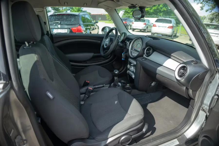 Grey MINI One 2009 in Liepaja, with an engine capacity of 1.40 L and mileage of 231 thousand km for 3850 €, photo 12 on AUTOMOTO.COM.LV