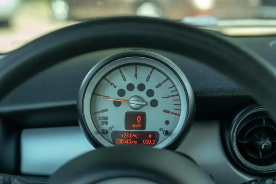 Grey MINI One 2009 in Liepaja, with an engine capacity of 1.40 L and mileage of 231 thousand km for 3850 €, photo 13 on AUTOMOTO.COM.LV