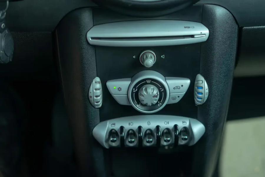 Grey MINI One 2009 in Liepaja, with an engine capacity of 1.40 L and mileage of 231 thousand km for 3850 €, photo 16 on AUTOMOTO.COM.LV