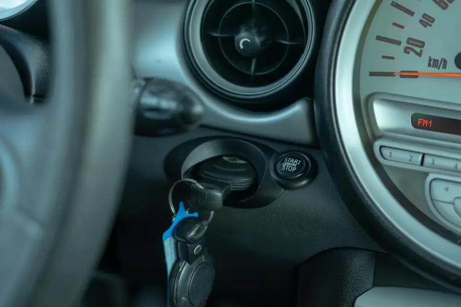 Grey MINI One 2009 in Liepaja, with an engine capacity of 1.40 L and mileage of 231 thousand km for 3850 €, photo 18 on AUTOMOTO.COM.LV