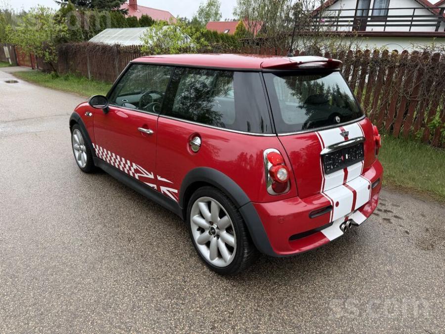 Red MINI One 2002 in Riga, with an engine capacity of 1.60 L and mileage of 238 thousand km for 1700 €, photo 4 on AUTOMOTO.COM.LV