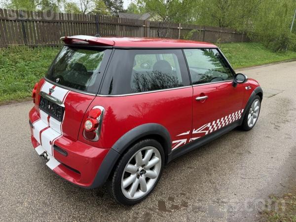 Red MINI One 2002 in Riga, with an engine capacity of 1.60 L and mileage of 238 thousand km for 1700 €, photo 4 on AUTOMOTO.COM.LV