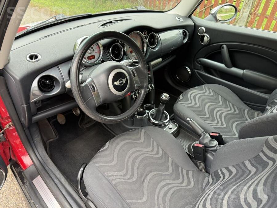 Red MINI One 2002 in Riga, with an engine capacity of 1.60 L and mileage of 238 thousand km for 1700 €, photo 7 on AUTOMOTO.COM.LV