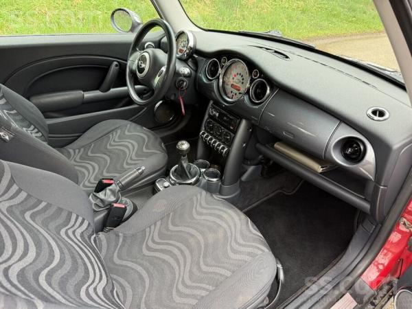 Red MINI One 2002 in Riga, with an engine capacity of 1.60 L and mileage of 238 thousand km for 1700 €, photo 7 on AUTOMOTO.COM.LV