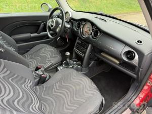 Red MINI One 2002 in Riga, with an engine capacity of 1.60 L and mileage of 238 thousand km for 1700 €, photo 8 on AUTOMOTO.COM.LV