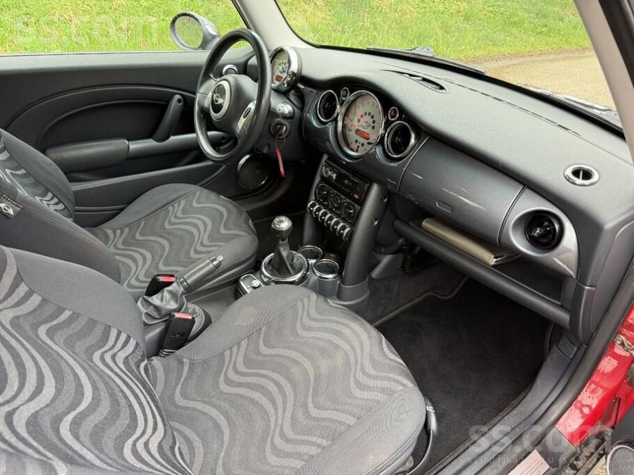 Red MINI One 2002 in Riga, with an engine capacity of 1.60 L and mileage of 238 thousand km for 1700 €, photo 8 on AUTOMOTO.COM.LV