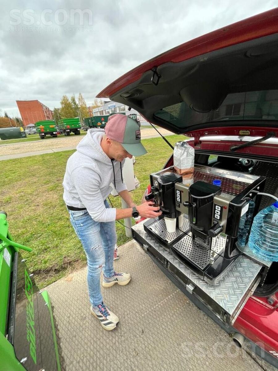 Red MINI One 2004 in Riga, with an engine capacity of 1.60 L and mileage of 187 thousand km for 3600 €, photo 5 on AUTOMOTO.COM.LV