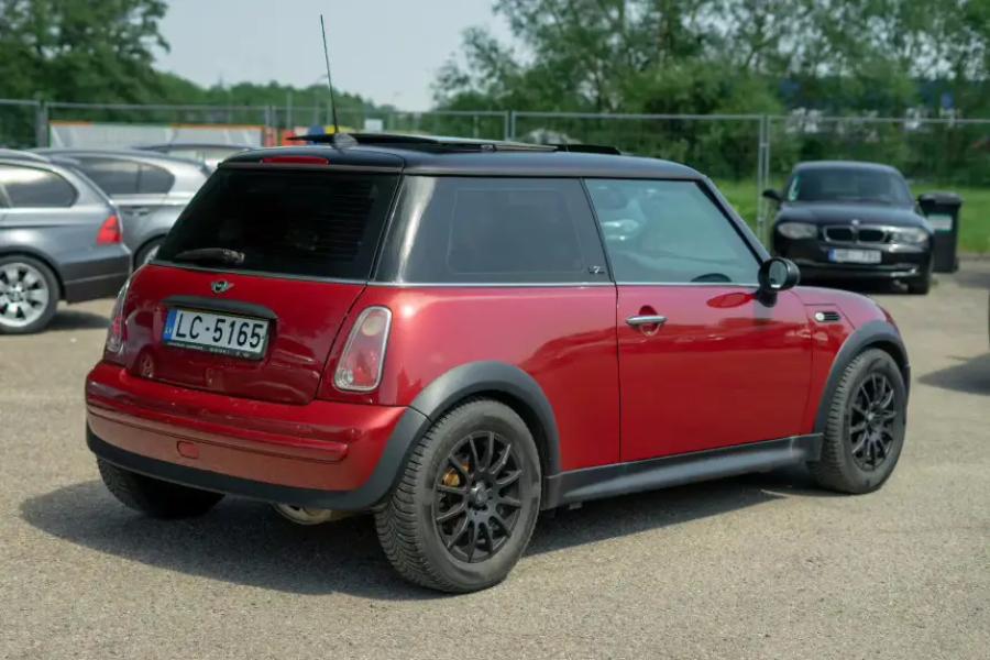 Red MINI One 2006 in Liepaja, with an engine capacity of 1.40 L and mileage of 395 thousand km for 2900 €, photo 5 on AUTOMOTO.COM.LV