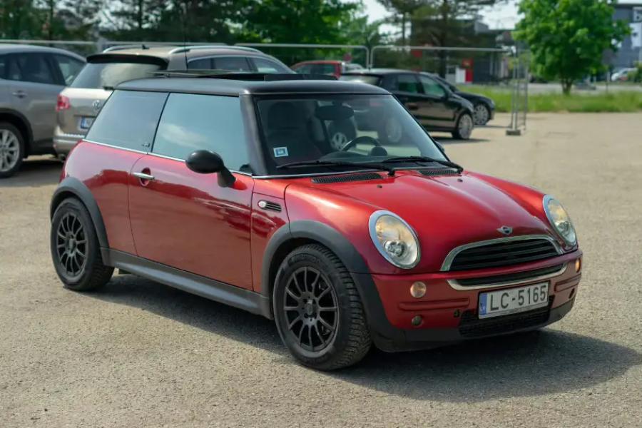 Red MINI One 2006 in Liepaja, with an engine capacity of 1.40 L and mileage of 395 thousand km for 2900 €, photo 6 on AUTOMOTO.COM.LV