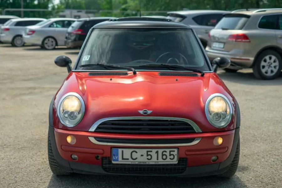 Red MINI One 2006 in Liepaja, with an engine capacity of 1.40 L and mileage of 395 thousand km for 2900 €, photo 7 on AUTOMOTO.COM.LV