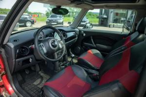 Red MINI One 2006 in Liepaja, with an engine capacity of 1.40 L and mileage of 395 thousand km for 2900 €, photo 11 on AUTOMOTO.COM.LV