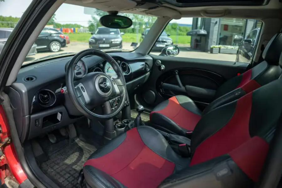 Red MINI One 2006 in Liepaja, with an engine capacity of 1.40 L and mileage of 395 thousand km for 2900 €, photo 11 on AUTOMOTO.COM.LV