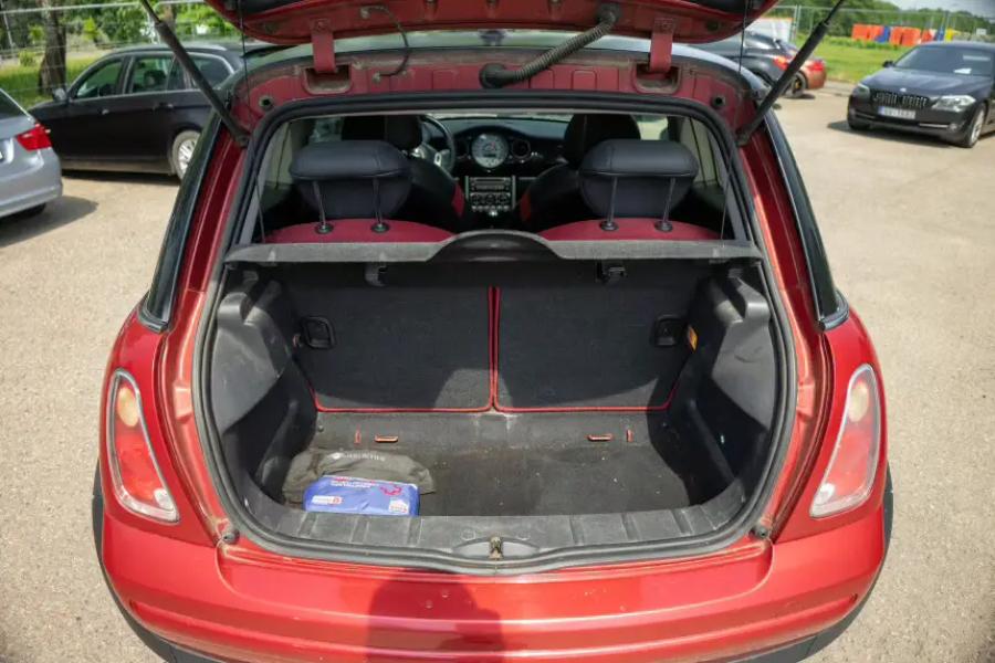 Red MINI One 2006 in Liepaja, with an engine capacity of 1.40 L and mileage of 395 thousand km for 2900 €, photo 13 on AUTOMOTO.COM.LV