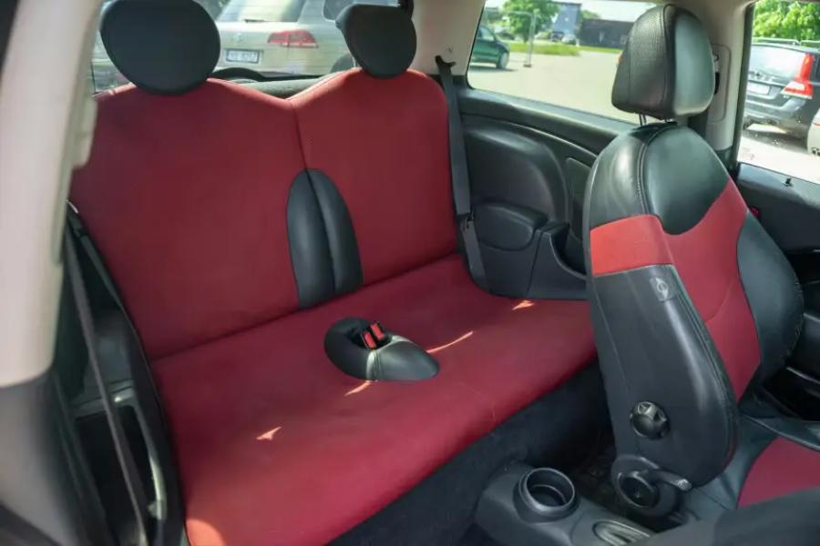 Red MINI One 2006 in Liepaja, with an engine capacity of 1.40 L and mileage of 395 thousand km for 2900 €, photo 14 on AUTOMOTO.COM.LV