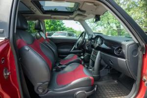 Red MINI One 2006 in Liepaja, with an engine capacity of 1.40 L and mileage of 395 thousand km for 2900 €, photo 15 on AUTOMOTO.COM.LV