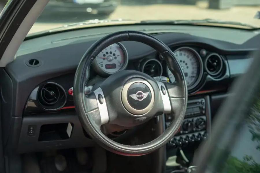 Red MINI One 2006 in Liepaja, with an engine capacity of 1.40 L and mileage of 395 thousand km for 2900 €, photo 17 on AUTOMOTO.COM.LV