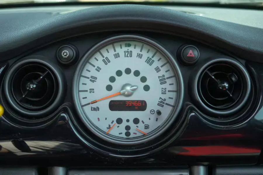 Red MINI One 2006 in Liepaja, with an engine capacity of 1.40 L and mileage of 395 thousand km for 2900 €, photo 18 on AUTOMOTO.COM.LV
