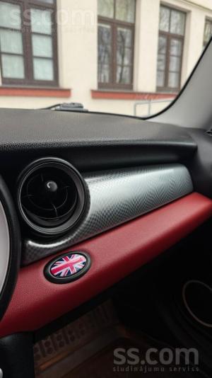 Red MINI One 2009 in Jelgava, with an engine capacity of 1.60 L and mileage of 335 thousand km for 2450 €, photo 12 on AUTOMOTO.COM.LV