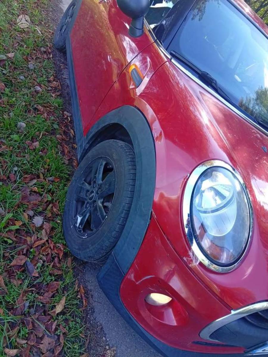 Red MINI One 2016 in Kaunas, with an engine capacity of 1.20 L and mileage of 120 thousand km for 2750 €, photo 20 on AUTOMOTO.COM.LV