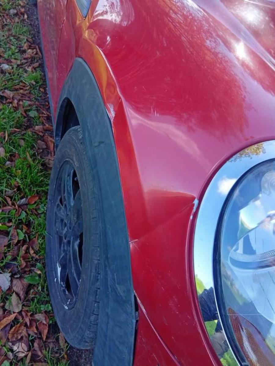 Red MINI One 2016 in Kaunas, with an engine capacity of 1.20 L and mileage of 120 thousand km for 2750 €, photo 25 on AUTOMOTO.COM.LV