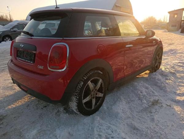Red MINI One 2017 in Utena, with an engine capacity of 1.20 L and mileage of 119 thousand km for 5650 €, photo 11 on AUTOMOTO.COM.LV
