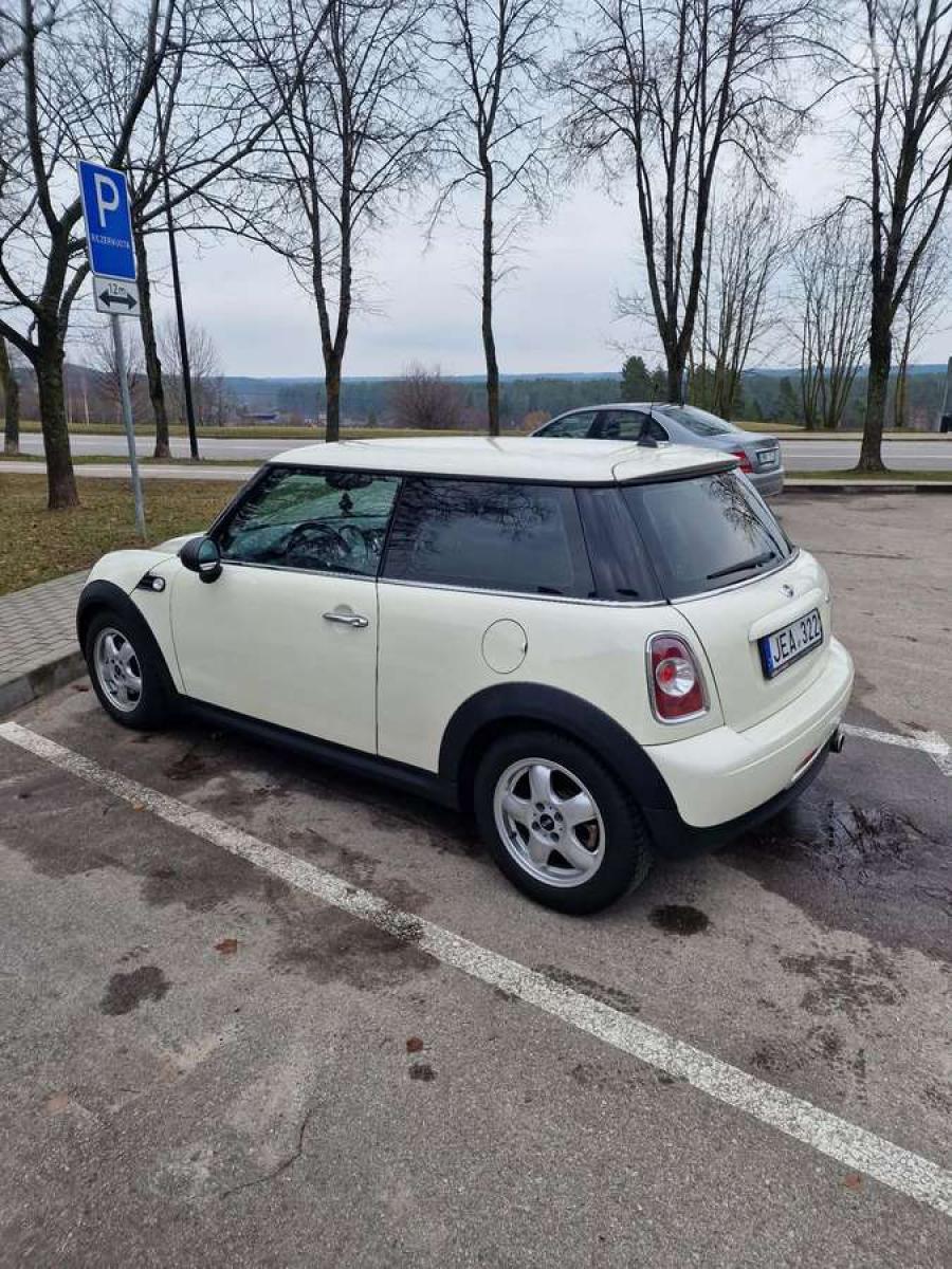 White MINI One 2011 in Alytus, with an engine capacity of 1.60 L and mileage of 155 thousand km for 2800 €, photo 4 on AUTOMOTO.COM.LV
