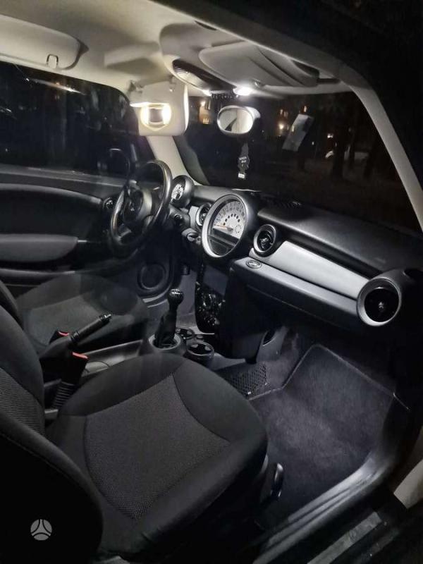 White MINI One 2011 in Alytus, with an engine capacity of 1.60 L and mileage of 155 thousand km for 2800 €, photo 5 on AUTOMOTO.COM.LV