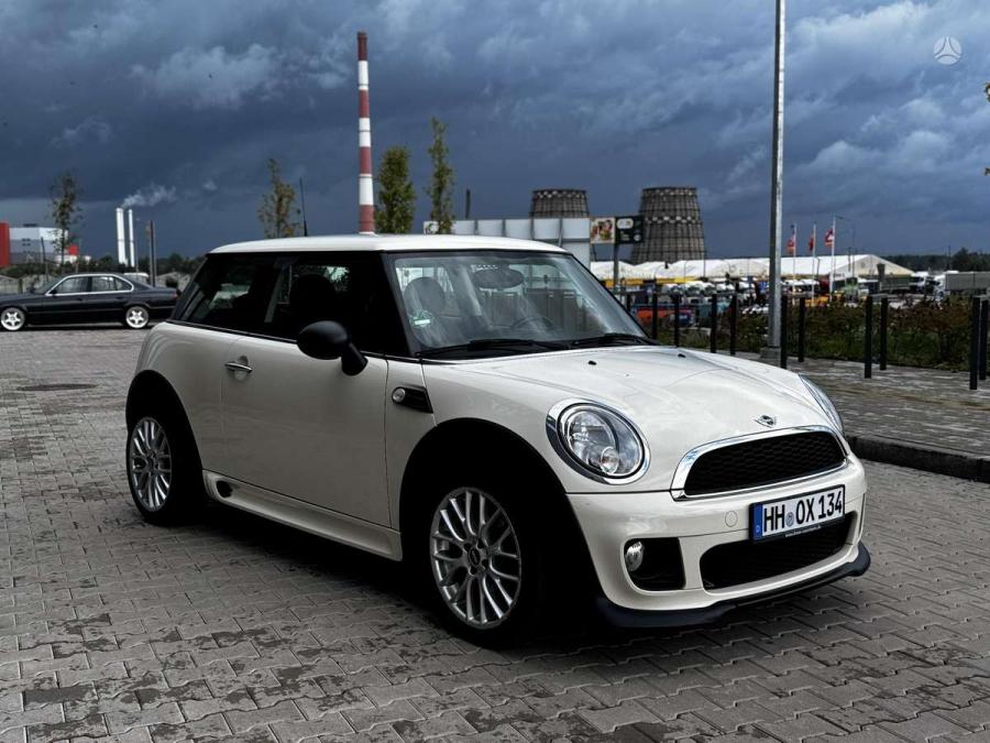 White MINI One 2013 in Vilnius, with an engine capacity of 1.60 L and mileage of 219 thousand km for 4150 €, photo 4 on AUTOMOTO.COM.LV