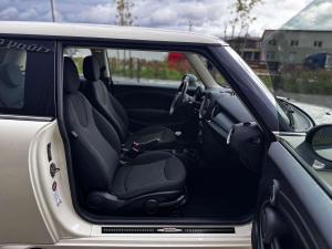 White MINI One 2013 in Vilnius, with an engine capacity of 1.60 L and mileage of 219 thousand km for 4150 €, photo 11 on AUTOMOTO.COM.LV