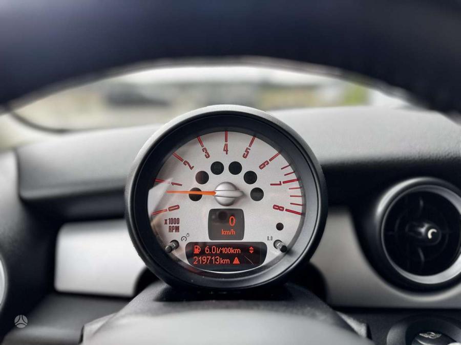 White MINI One 2013 in Vilnius, with an engine capacity of 1.60 L and mileage of 219 thousand km for 4150 €, photo 16 on AUTOMOTO.COM.LV