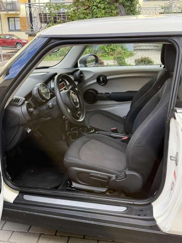 MINI One 2014 in Vilnius on AUTOMOTO.COM.LV White MINI One 2014 in Vilnius, with an engine capacity of 1.20 L and mileage of 154 thousand km for 5900 €, photo 5 on AUTOMOTO.COM.LV