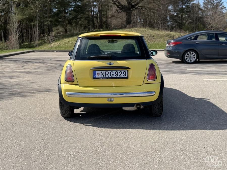 Yellow MINI One 2002 in Vilnius, with an engine capacity of 1.60 L and mileage of 301 thousand km for 1200 €, photo 4 on AUTOMOTO.COM.LV
