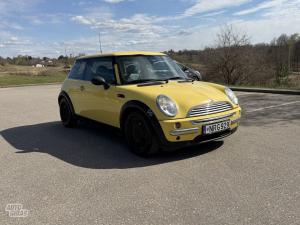 Yellow MINI One 2002 in Vilnius, with an engine capacity of 1.60 L and mileage of 301 thousand km for 1200 €, photo 5 on AUTOMOTO.COM.LV