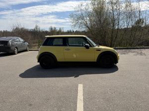 Yellow MINI One 2002 in Vilnius, with an engine capacity of 1.60 L and mileage of 301 thousand km for 1200 €, photo 6 on AUTOMOTO.COM.LV