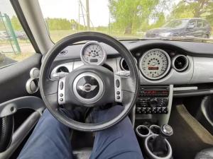 Yellow MINI One 2002 in Kuldiga, with an engine capacity of 1.60 L and mileage of 182 thousand km for 2000 €, photo 8 on AUTOMOTO.COM.LV