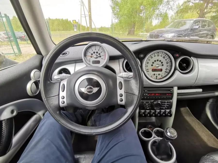 Yellow MINI One 2002 in Kuldiga, with an engine capacity of 1.60 L and mileage of 182 thousand km for 2000 €, photo 8 on AUTOMOTO.COM.LV