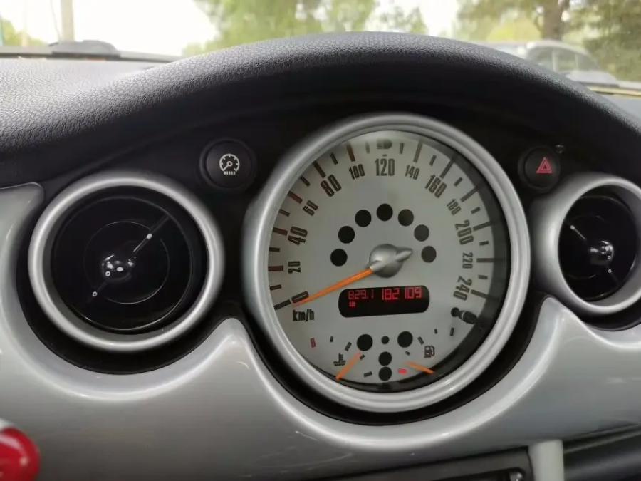 Yellow MINI One 2002 in Kuldiga, with an engine capacity of 1.60 L and mileage of 182 thousand km for 2000 €, photo 11 on AUTOMOTO.COM.LV
