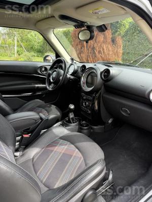 White MINI Paceman 2015 in Riga, with an engine capacity of 1.60 L and mileage of 253 thousand km for 6700 €, photo 6 on AUTOMOTO.COM.LV
