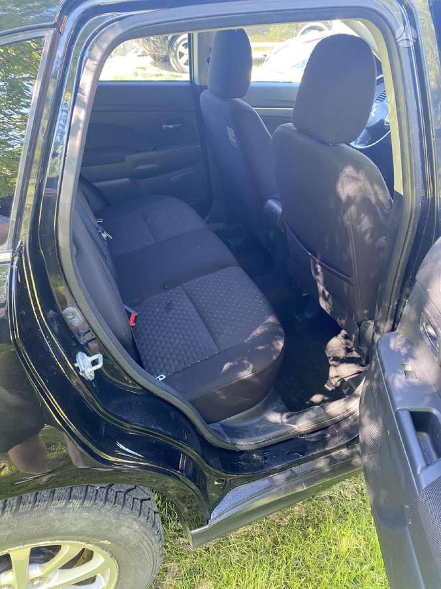 Black Mitsubishi ASX 2010 in Vilnius, with an engine capacity of 1.59 L and mileage of 230 thousand km for 3500 €, photo 12 on AUTOMOTO.COM.LV