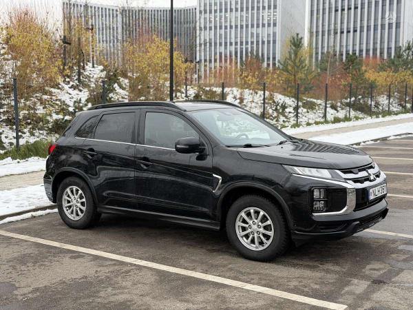 Black Mitsubishi ASX 2020 in Vilnius, with an engine capacity of 2.00 L and mileage of 180 thousand km for 10950 €, photo 4 on AUTOMOTO.COM.LV