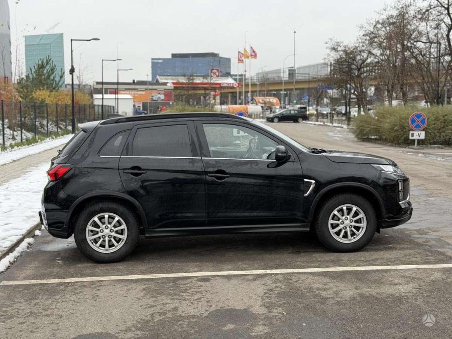 Black Mitsubishi ASX 2020 in Vilnius, with an engine capacity of 2.00 L and mileage of 180 thousand km for 10950 €, photo 5 on AUTOMOTO.COM.LV