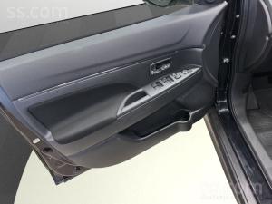 Black Mitsubishi ASX 2020 in Riga, with an engine capacity of 2.00 L and mileage of 90 thousand km for 14990 €, photo 13 on AUTOMOTO.COM.LV