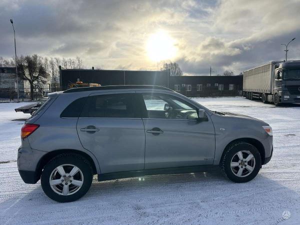 Grey Mitsubishi ASX 2011 in Marijampole, with an engine capacity of 1.80 L and mileage of 236 thousand km for 2950 €, photo 4 on AUTOMOTO.COM.LV