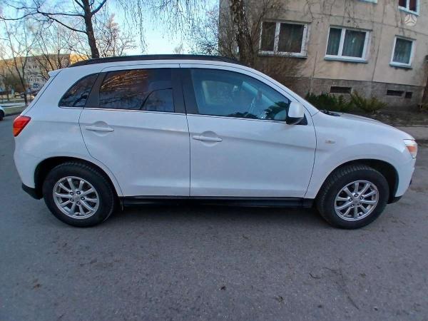 White Mitsubishi ASX 2015 in Vilnius, with an engine capacity of 1.80 L and mileage of 248 thousand km for 2990 €, photo 3 on AUTOMOTO.COM.LV
