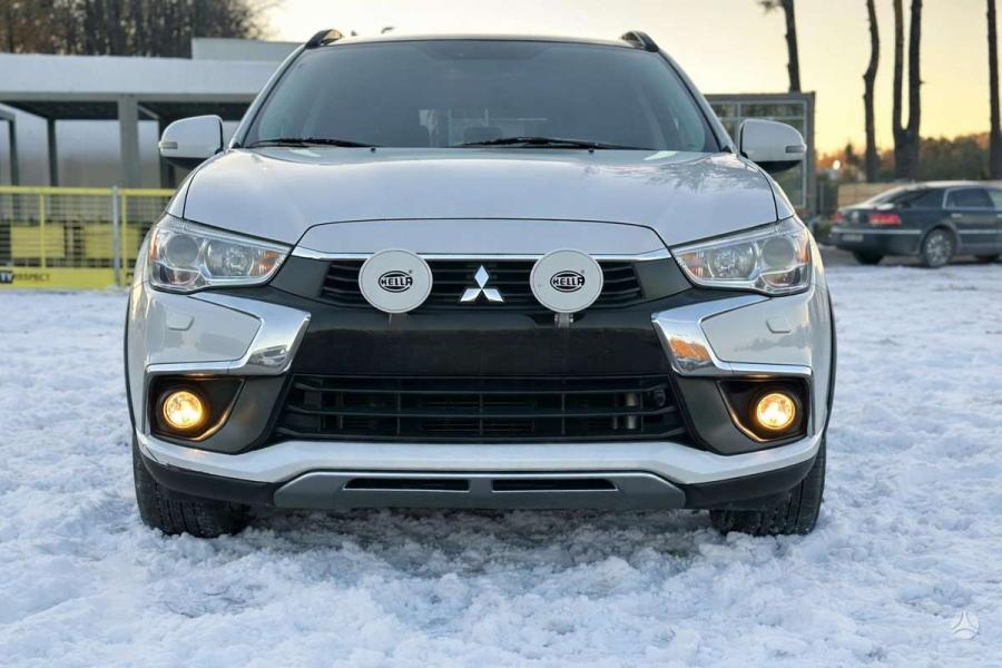 White Mitsubishi ASX 2017 in Vilnius, with an engine capacity of 2.27 L and mileage of 308 thousand km for 6700 €, photo 5 on AUTOMOTO.COM.LV