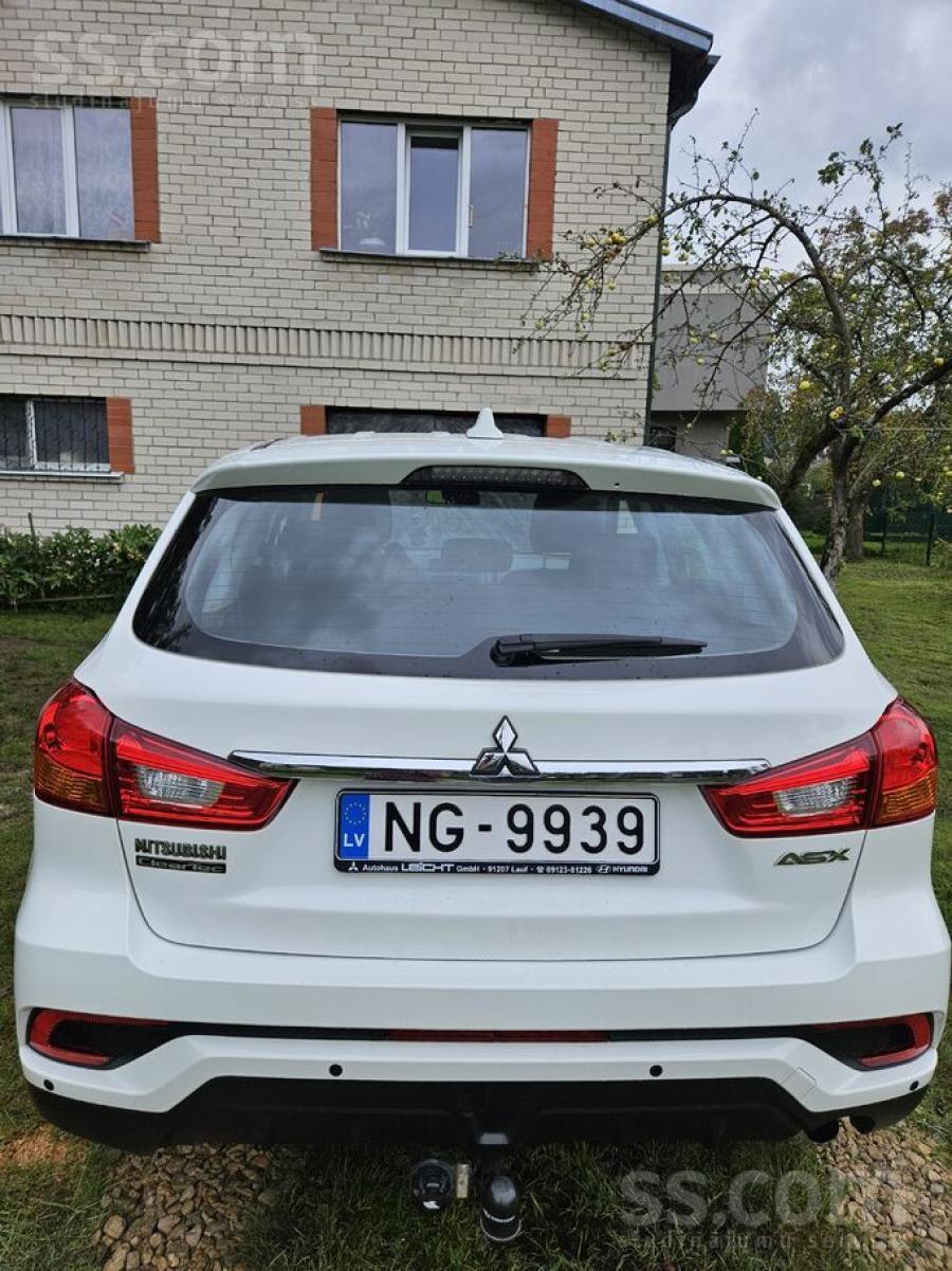 White Mitsubishi ASX 2019 in Riga, with an engine capacity of 1.60 L and mileage of 159 thousand km for 11000 €, photo 3 on AUTOMOTO.COM.LV