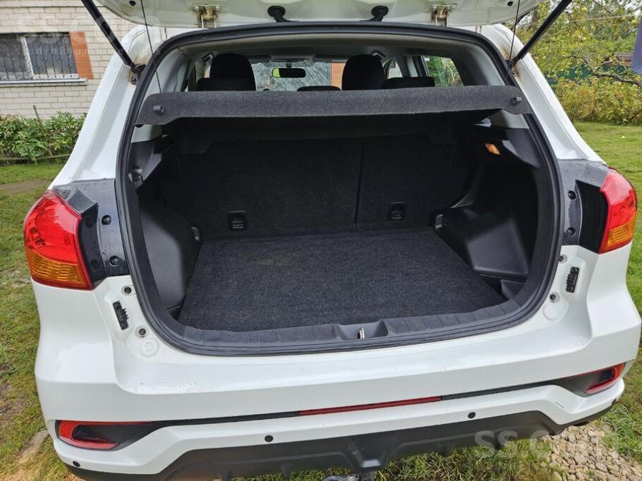 White Mitsubishi ASX 2019 in Riga, with an engine capacity of 1.60 L and mileage of 159 thousand km for 11000 €, photo 5 on AUTOMOTO.COM.LV