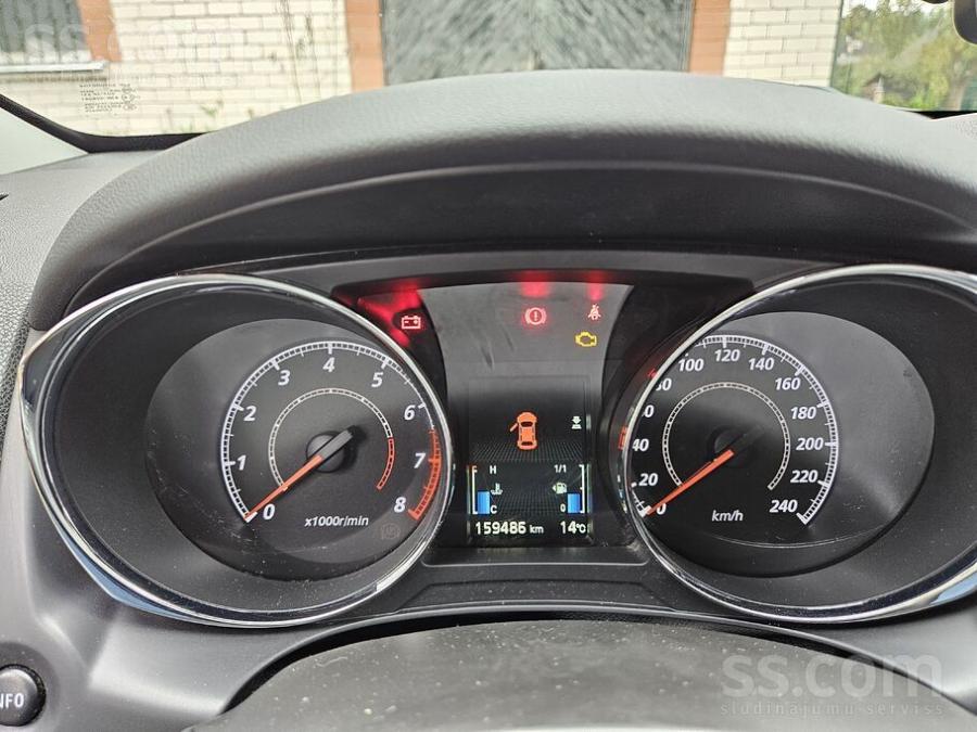 White Mitsubishi ASX 2019 in Riga, with an engine capacity of 1.60 L and mileage of 159 thousand km for 11000 €, photo 6 on AUTOMOTO.COM.LV